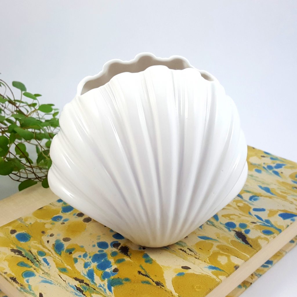 Snäckvas - Shell - Vit - inredning - 80-Tal - Retrolivet